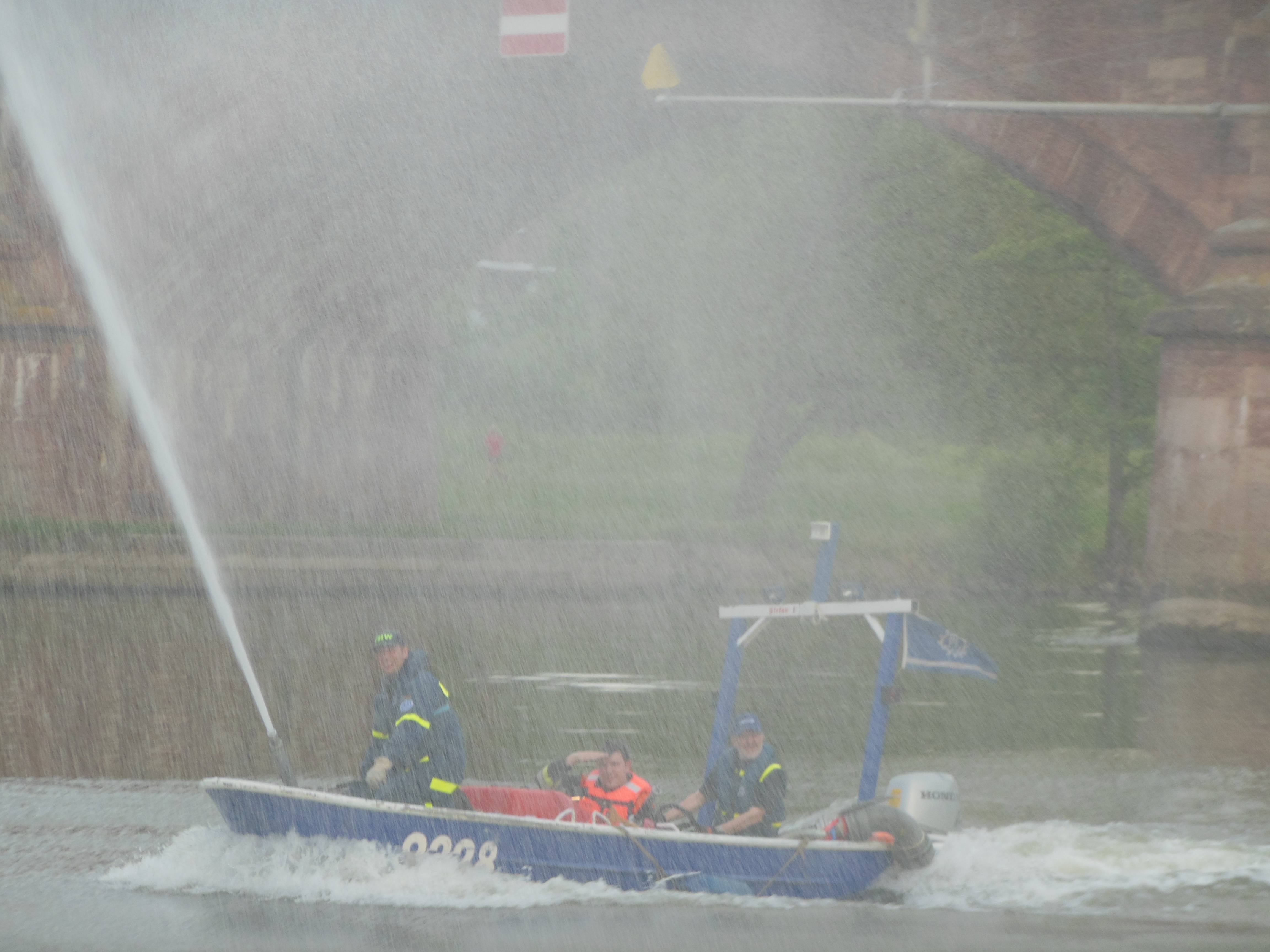 THW und Feuerwehr sitzen in einem Boot